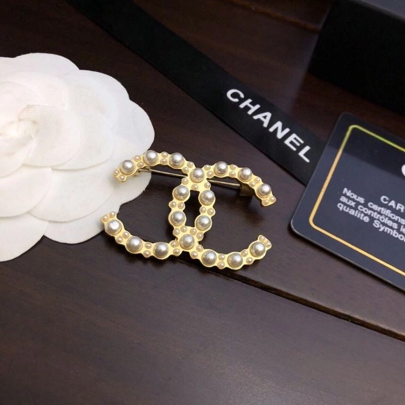 Top mirror Chanel Brooches