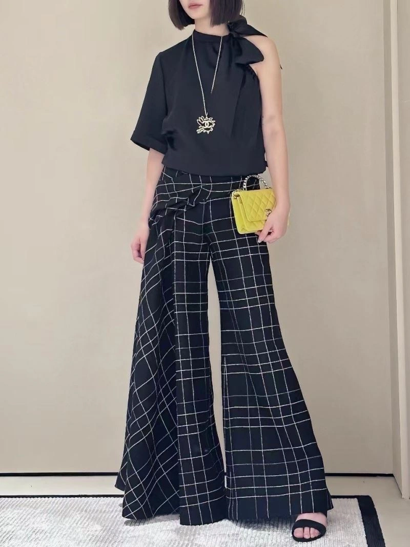 Low-cost Chanel Brooches
