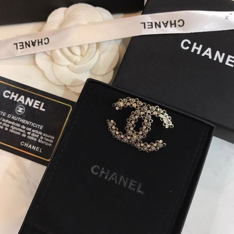 Low-cost Chanel Brooches