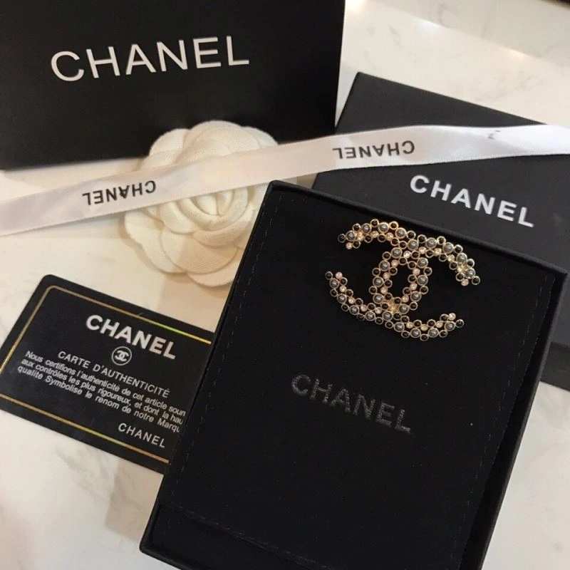 Low-cost Chanel Brooches