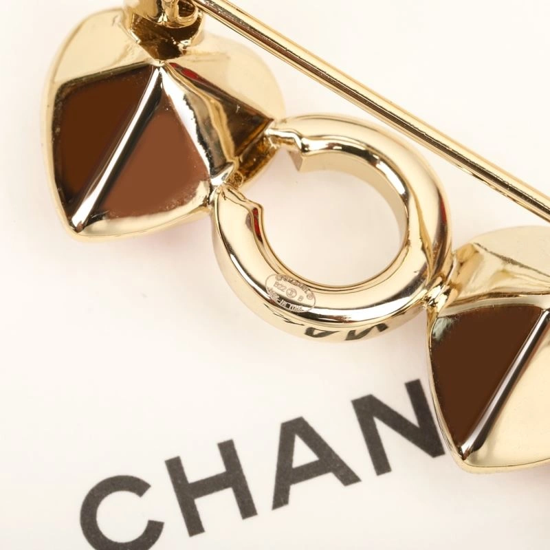 Low-cost Chanel Brooches