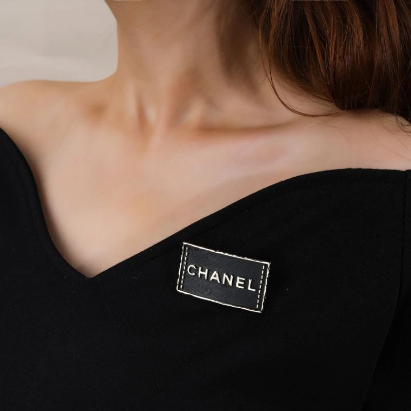 Low-cost Chanel Brooches