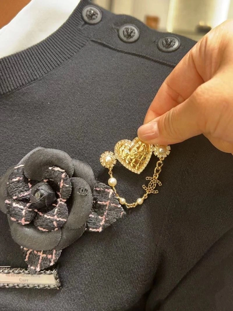 Top match Chanel Brooches