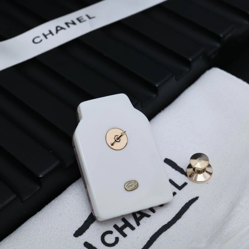 Top match Chanel Brooches