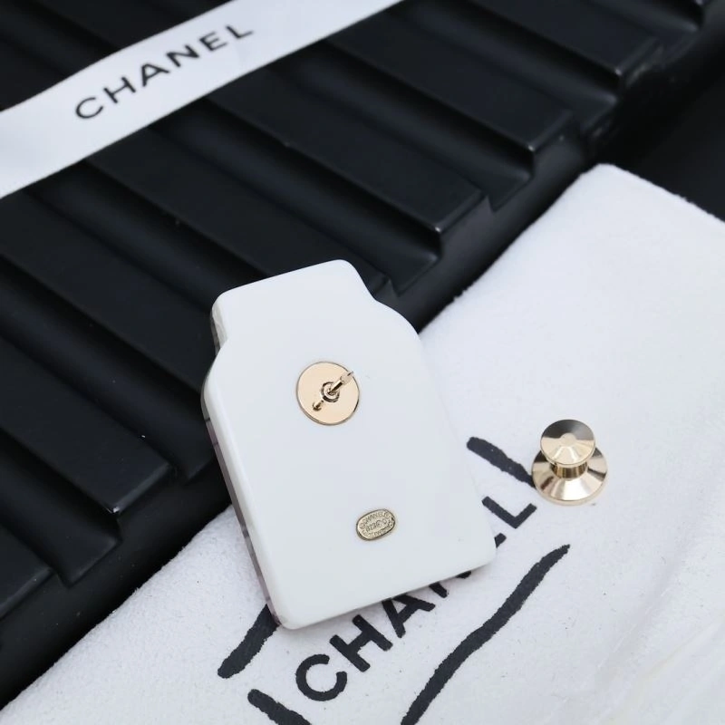 Top match Chanel Brooches