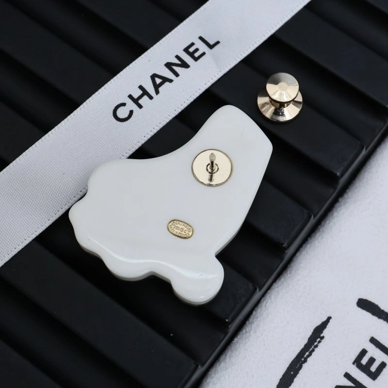 Low-cost Chanel Brooches