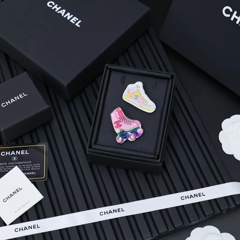 Low-cost Chanel Brooches