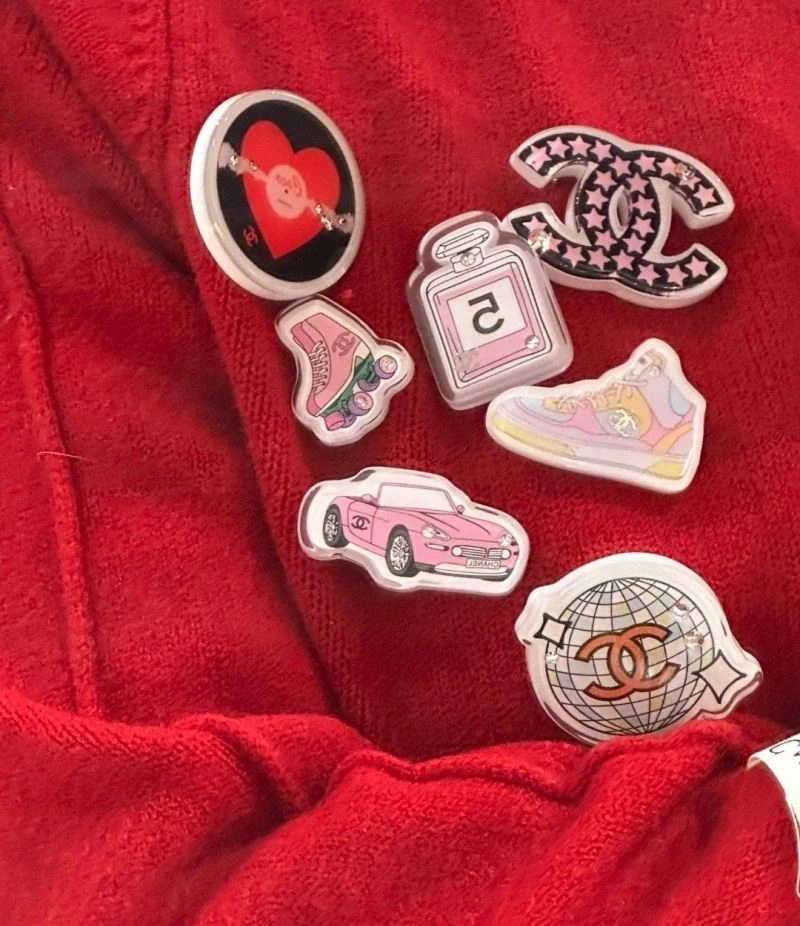 Low-cost Chanel Brooches