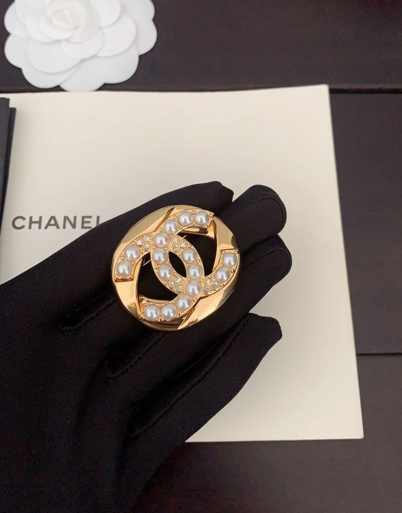 Top mirror Chanel Brooches
