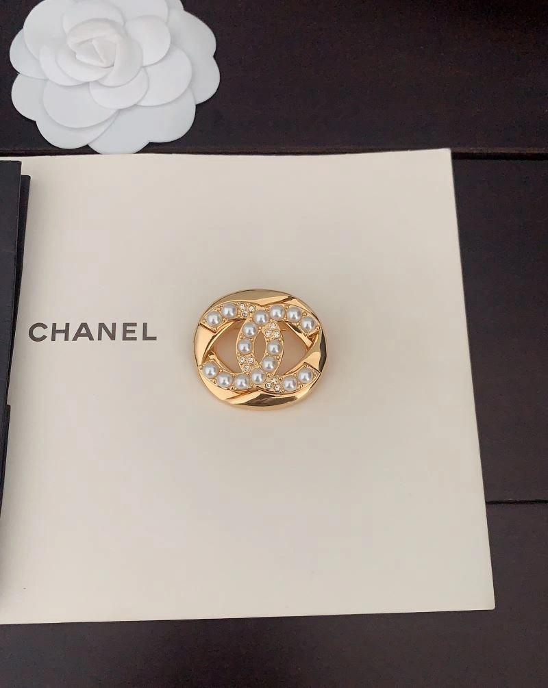 Top mirror Chanel Brooches