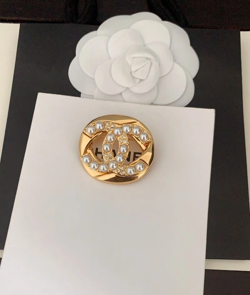 Top mirror Chanel Brooches