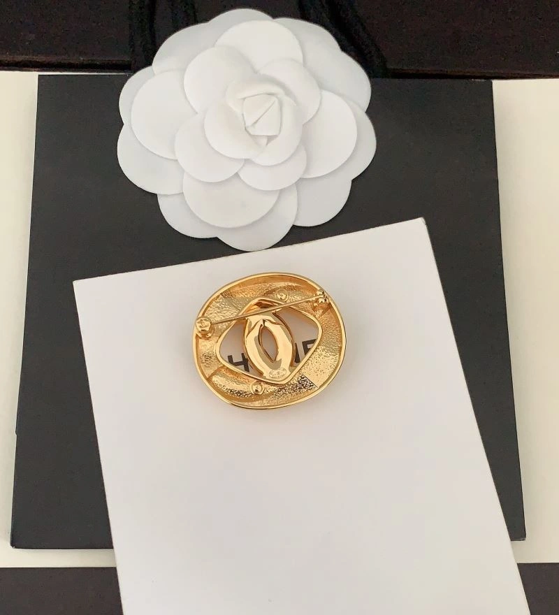 Top mirror Chanel Brooches