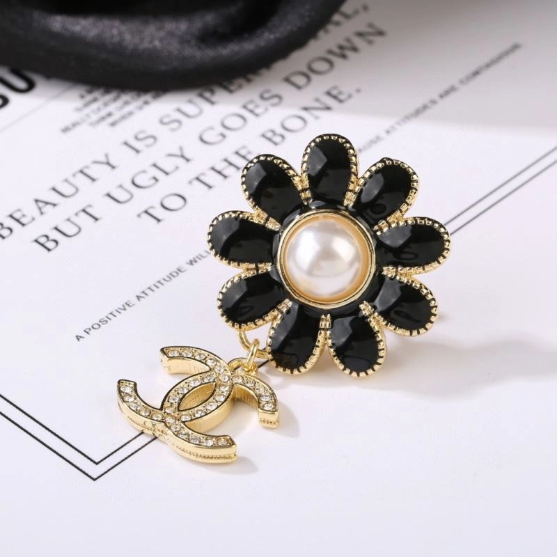 Top match Chanel Brooches