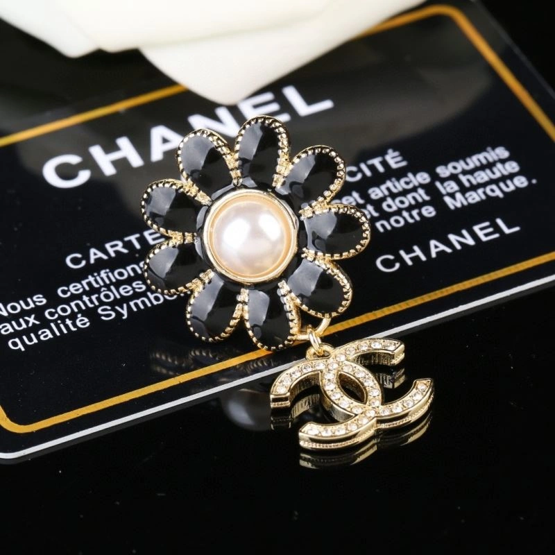 Top match Chanel Brooches