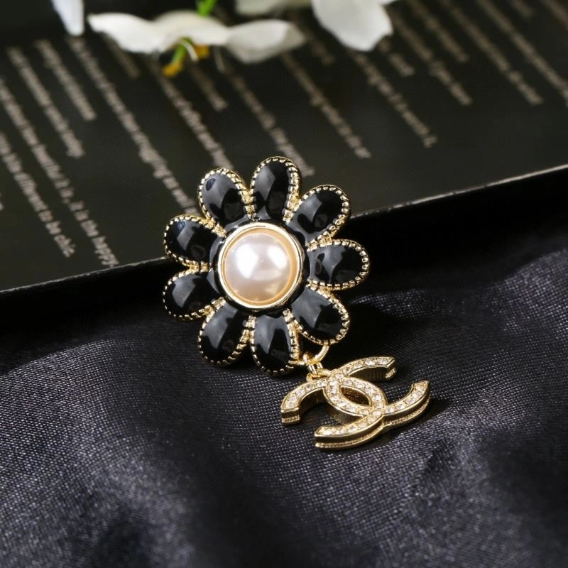 Top match Chanel Brooches