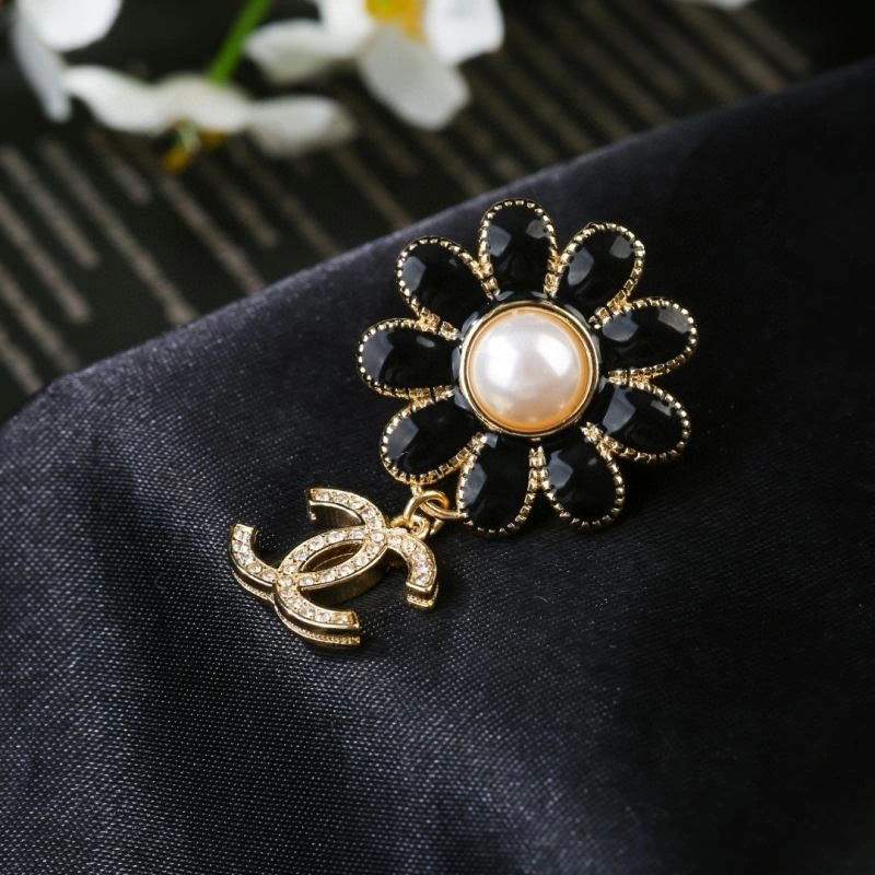Top match Chanel Brooches