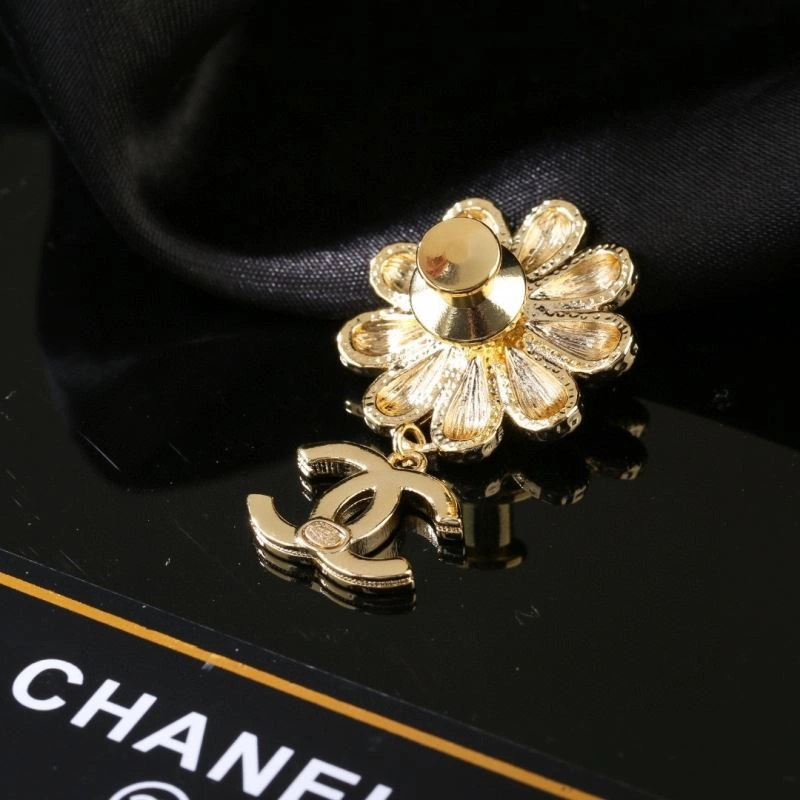 Top match Chanel Brooches