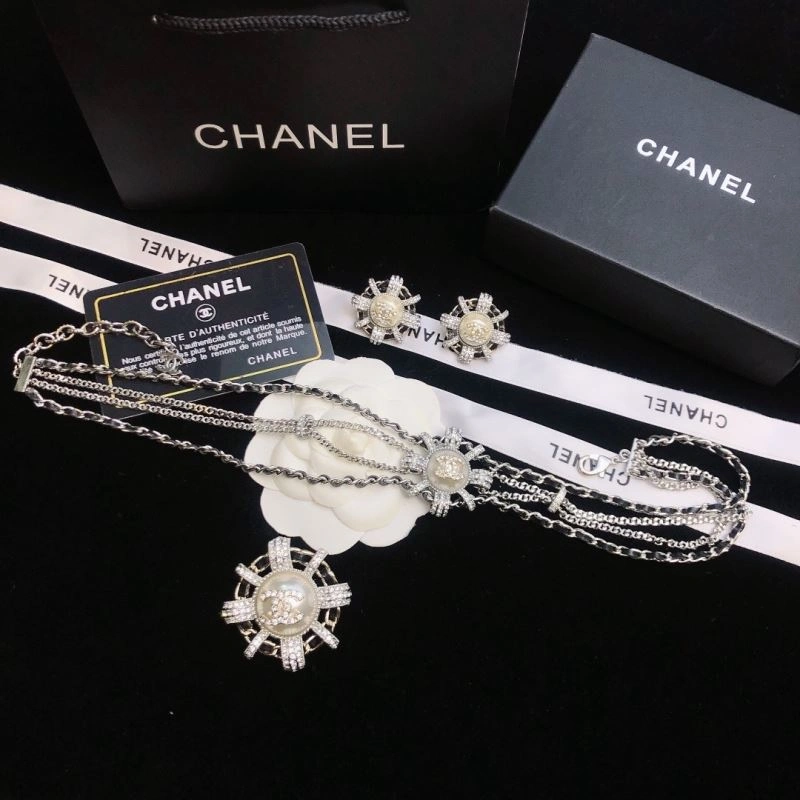 High fidelity Chanel Brooches