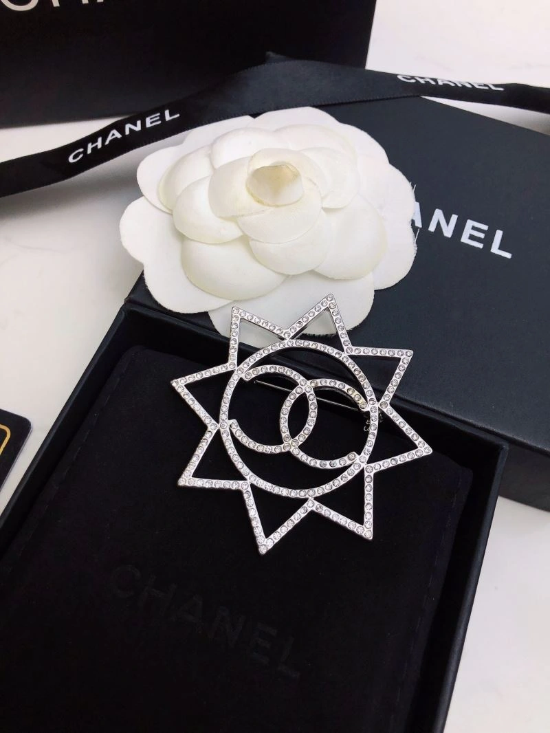 Top mirror Chanel Brooches