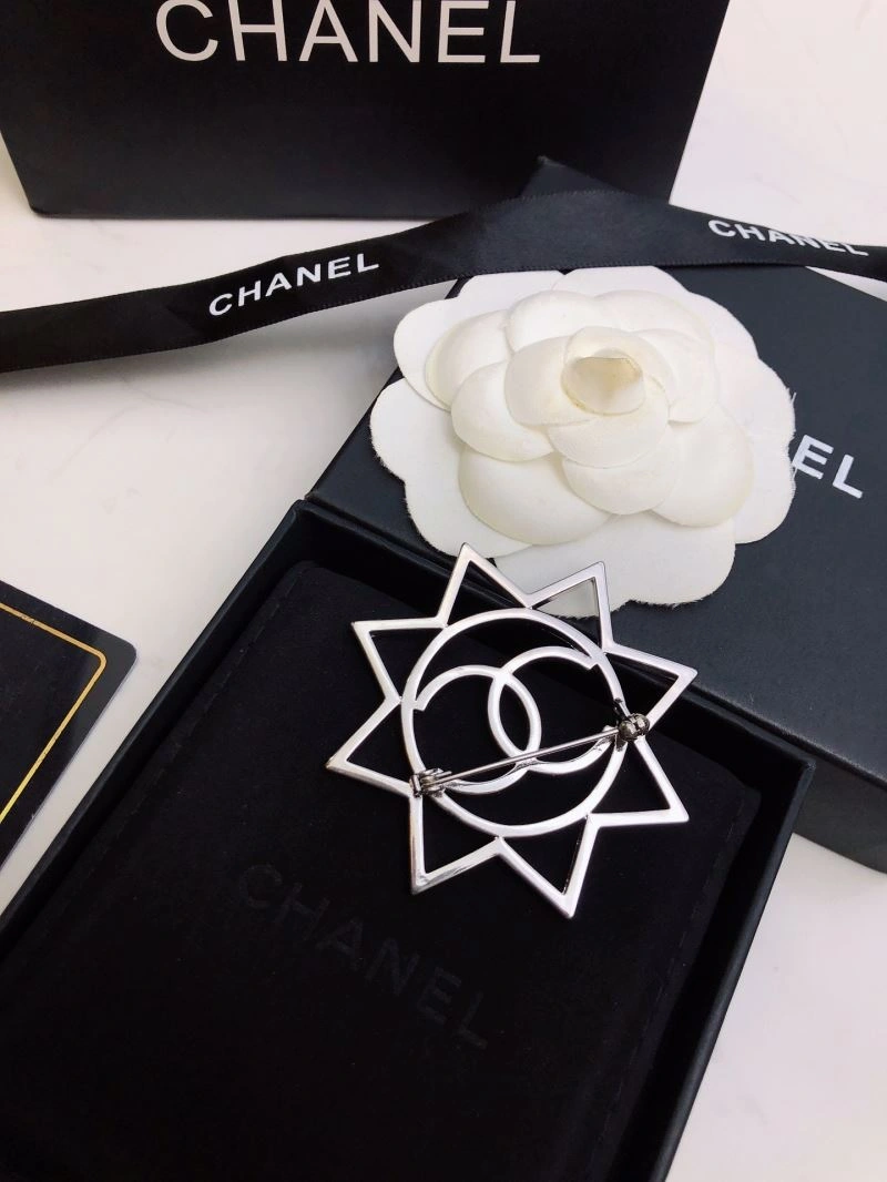 Top mirror Chanel Brooches