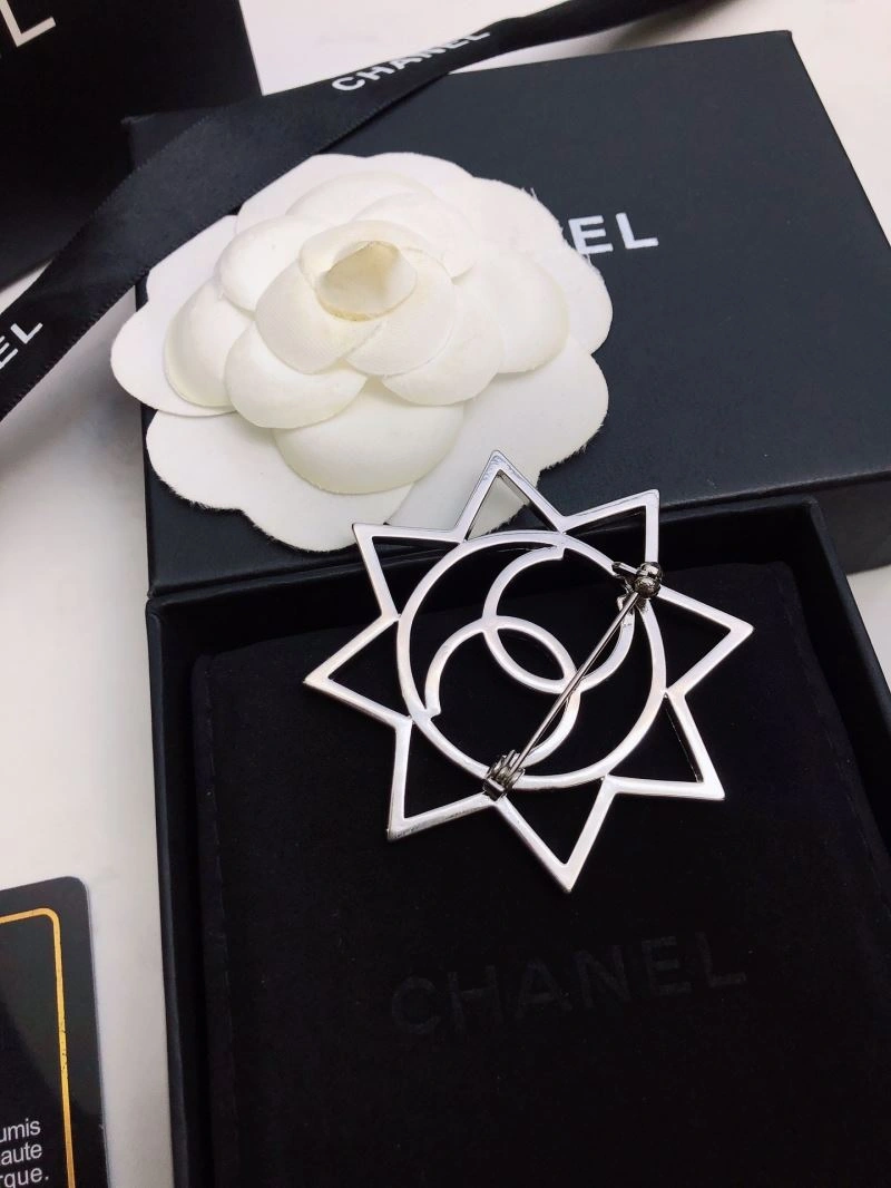 Top mirror Chanel Brooches