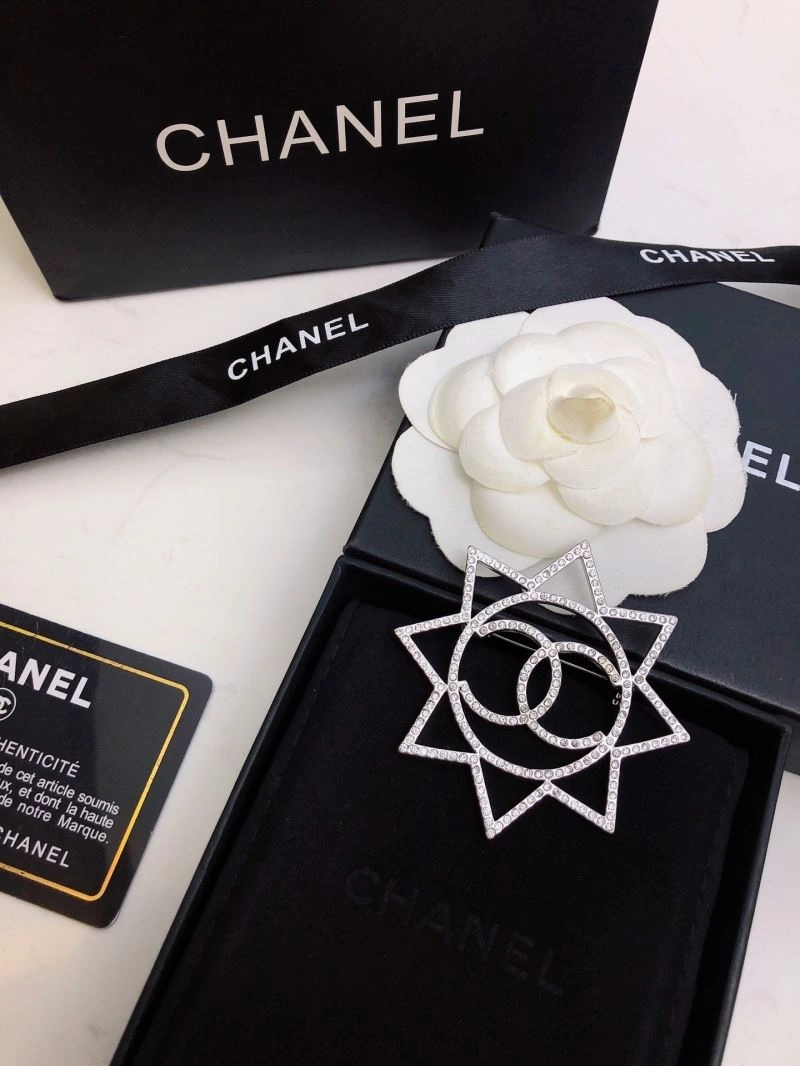 Top mirror Chanel Brooches