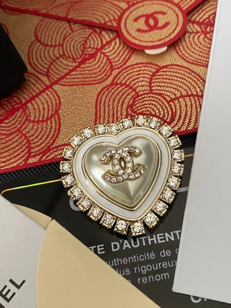 Top match Chanel Brooches