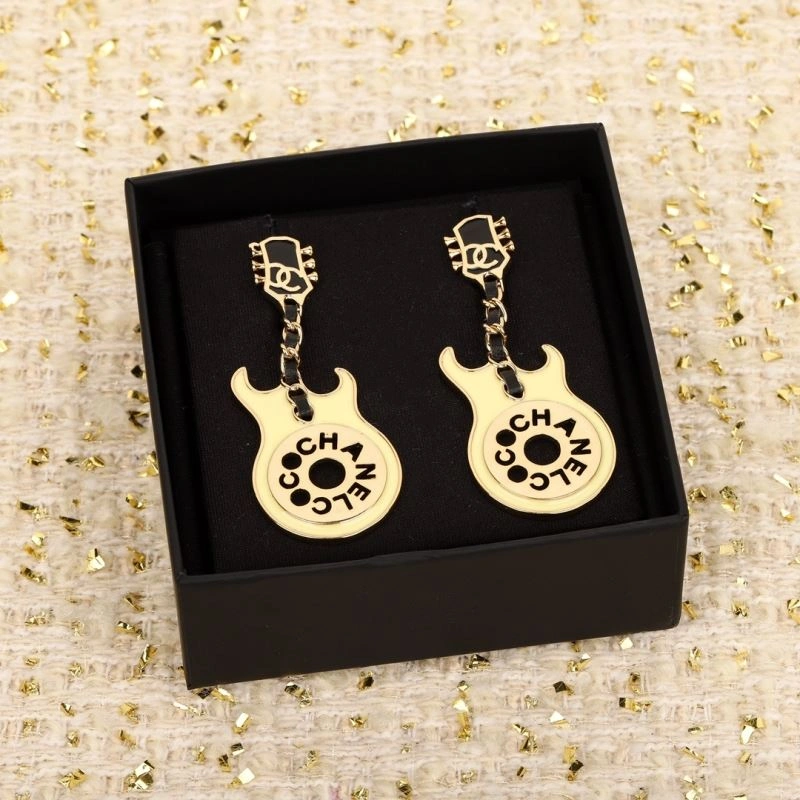 Top match Chanel Brooches