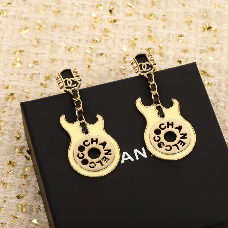 Top match Chanel Brooches