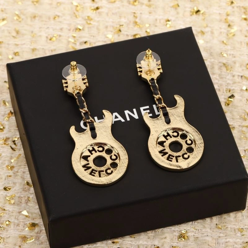 Top match Chanel Brooches