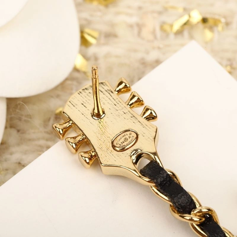 Top match Chanel Brooches