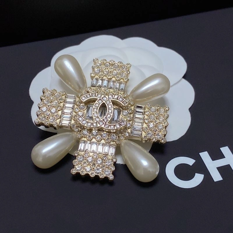 Top match Chanel Brooches