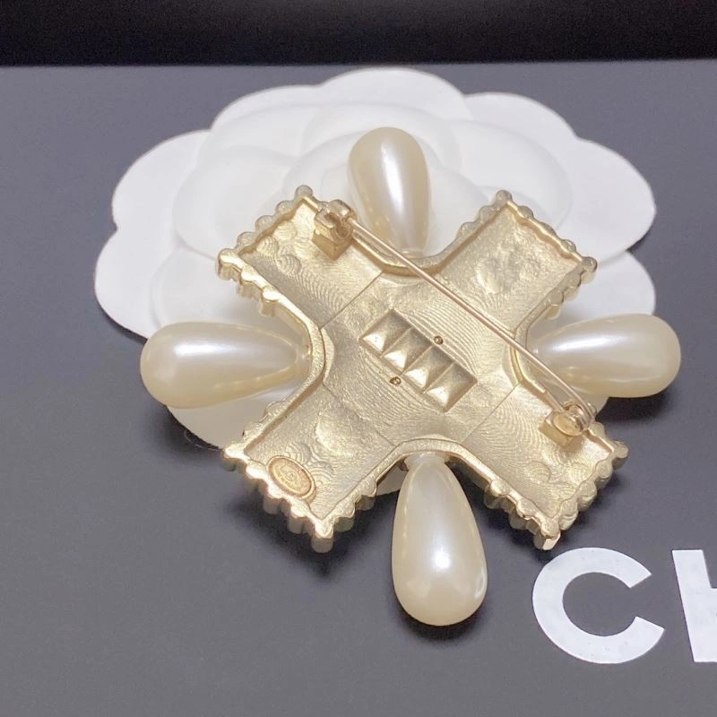Top match Chanel Brooches