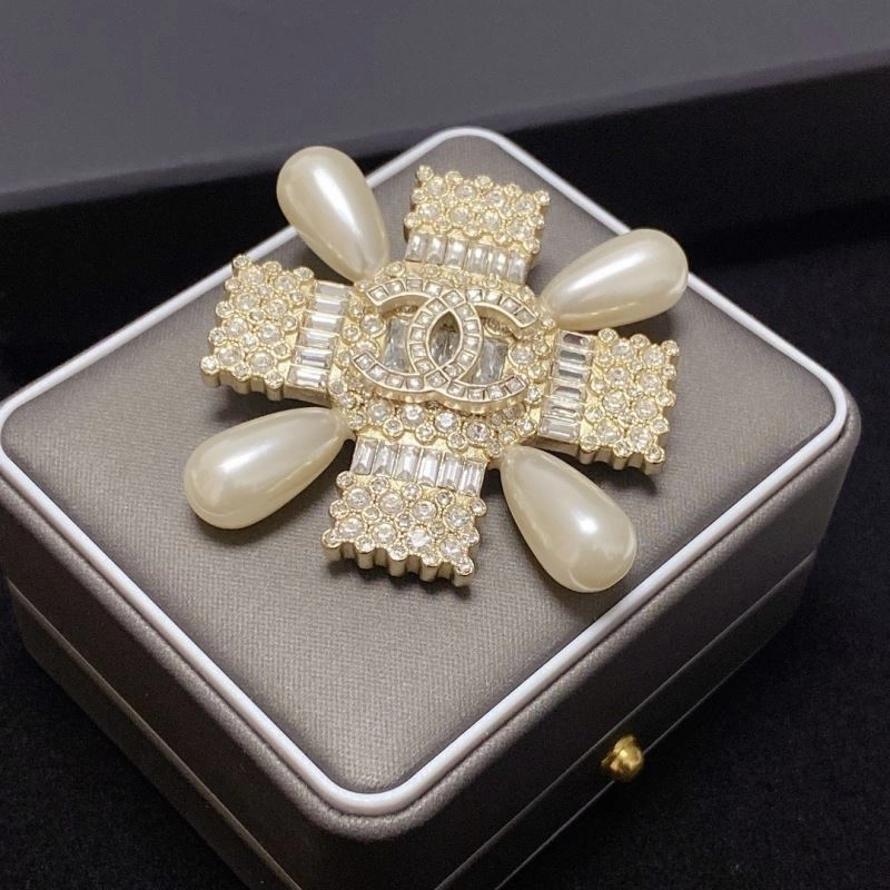 Top match Chanel Brooches