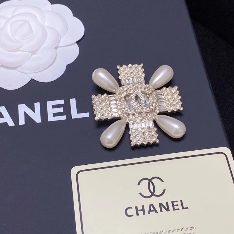 Top match Chanel Brooches