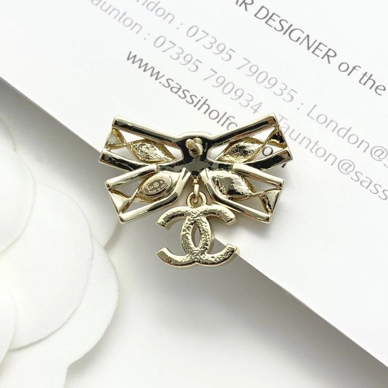 Top match Chanel Brooches
