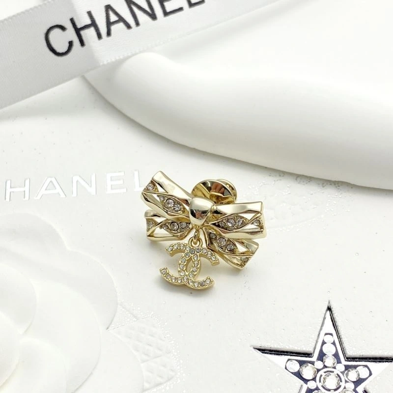 Top match Chanel Brooches