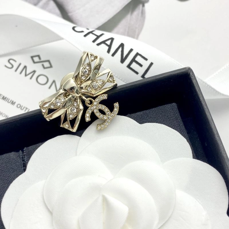 Top match Chanel Brooches