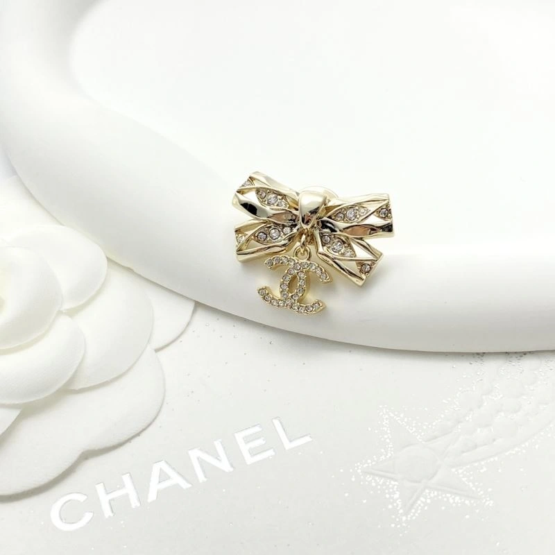 Top match Chanel Brooches