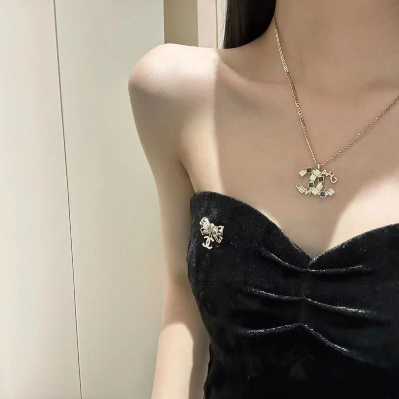 Top match Chanel Brooches