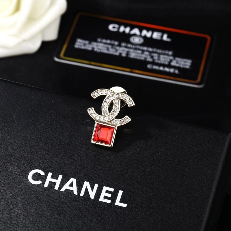 Top match Chanel Brooches