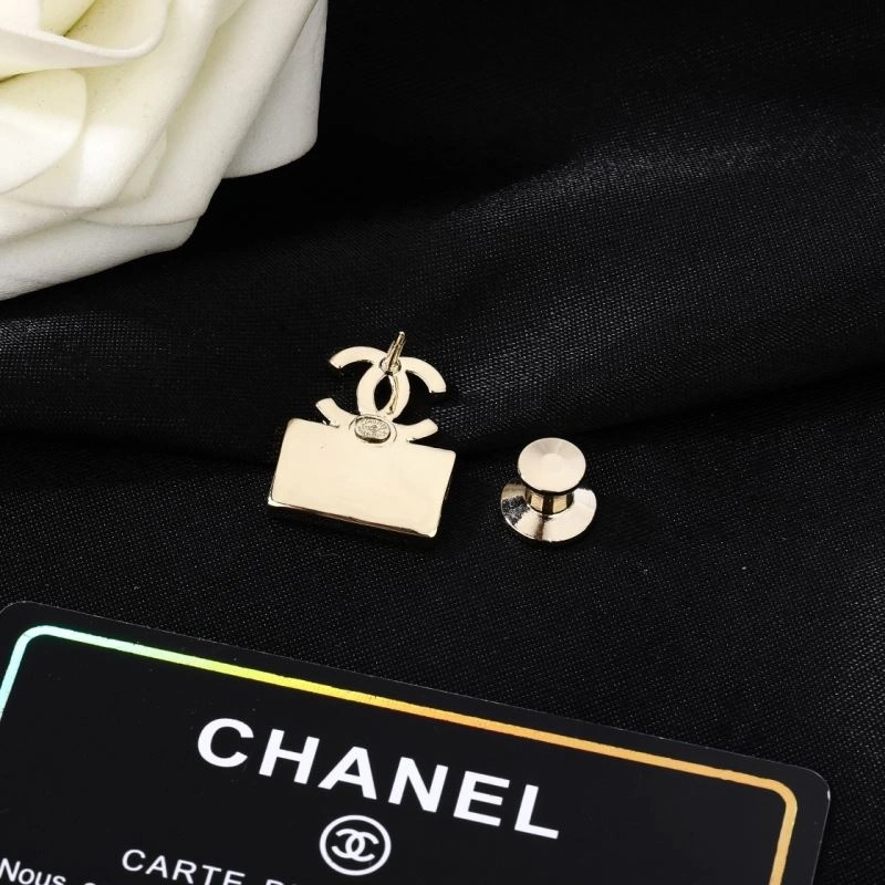 Top match Chanel Brooches