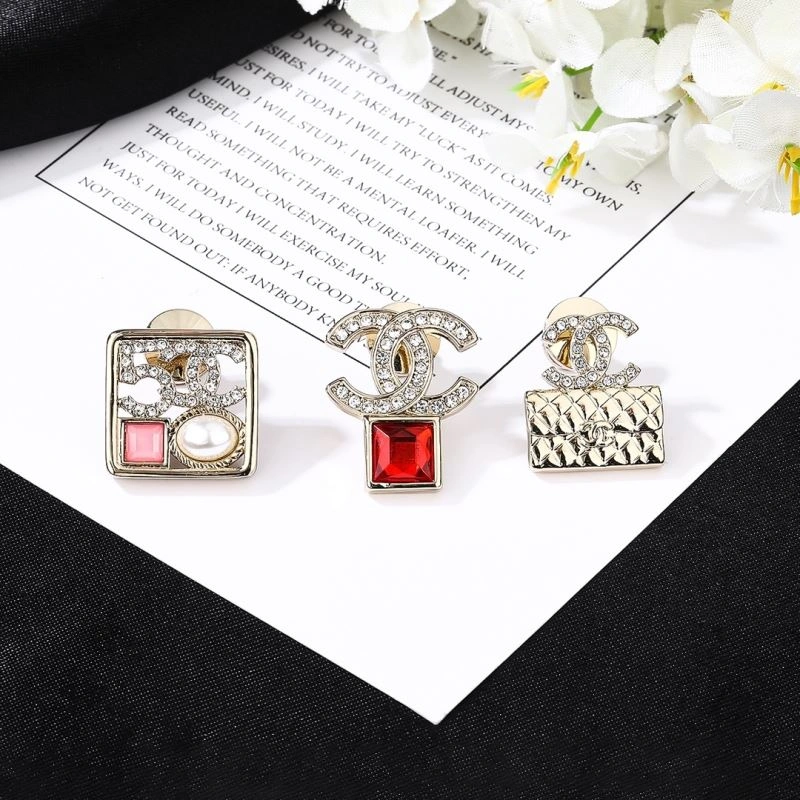 Top match Chanel Brooches