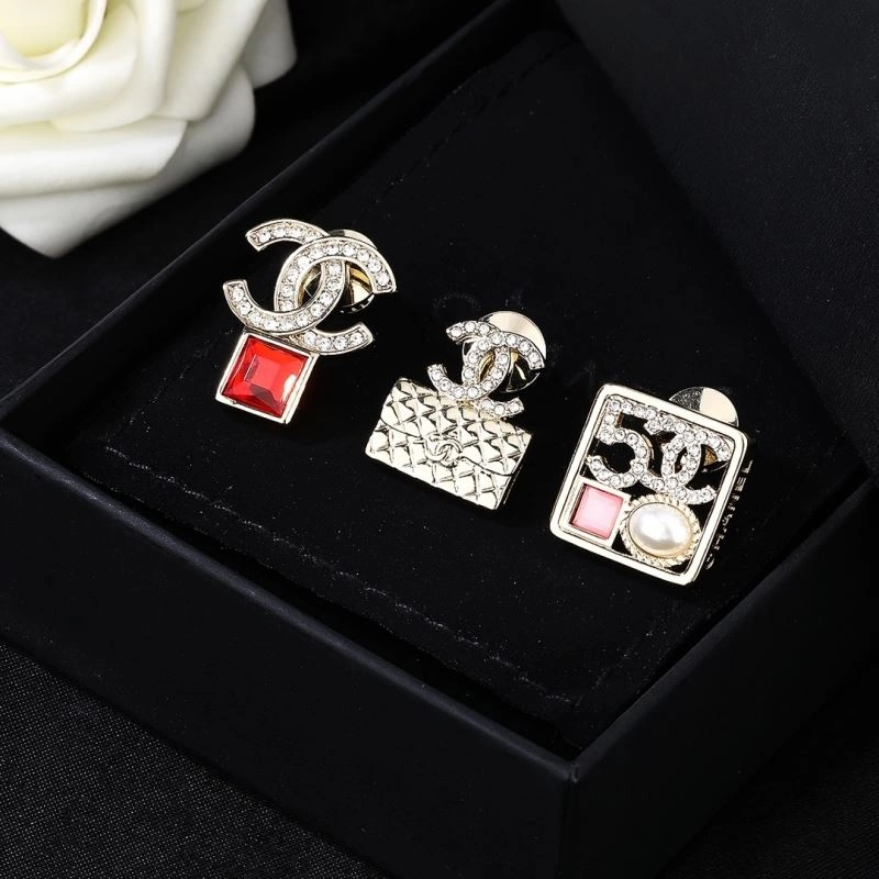 Top match Chanel Brooches