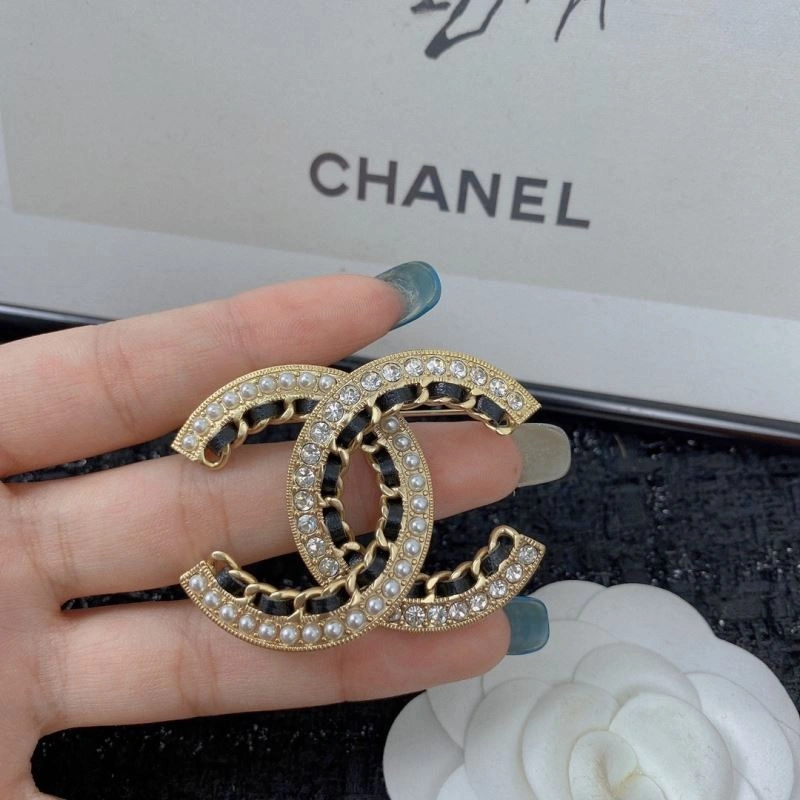 Top match Chanel Brooches