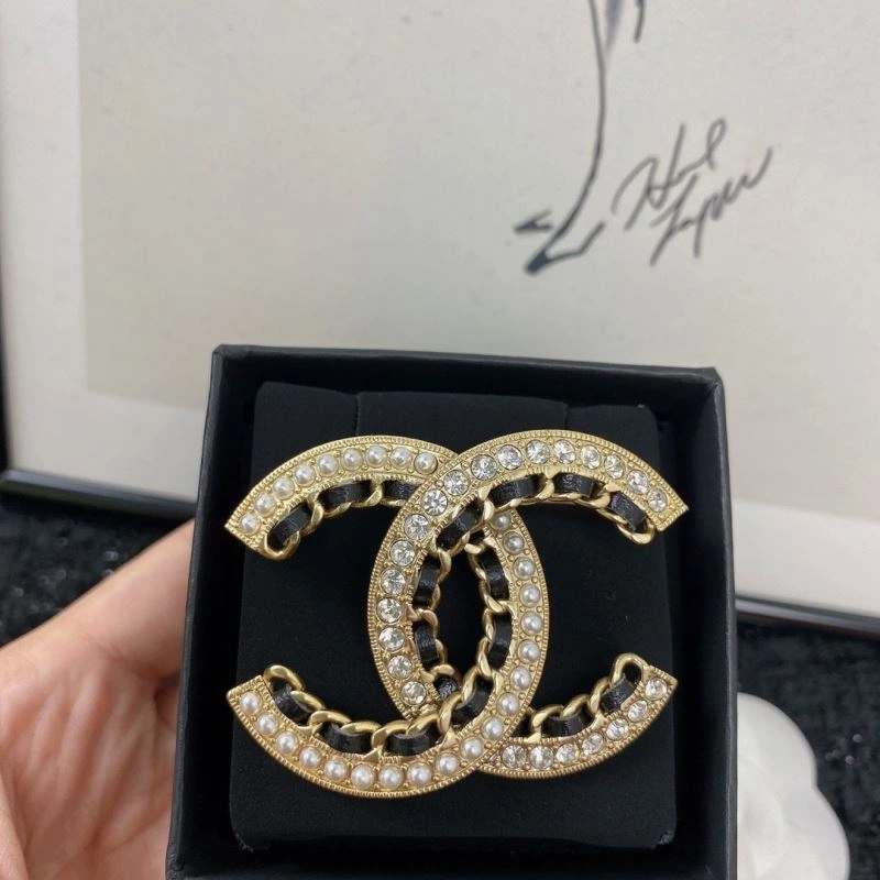 Top match Chanel Brooches