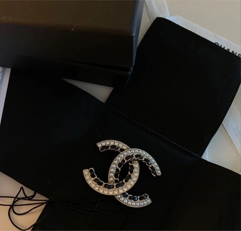 Top match Chanel Brooches