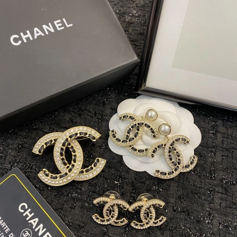 Top match Chanel Brooches