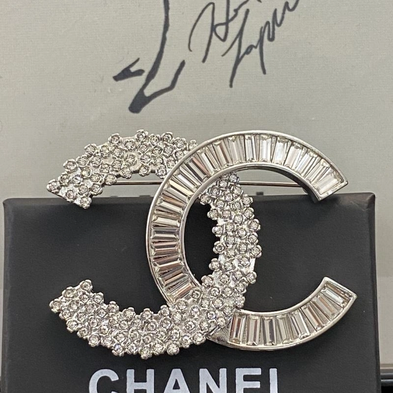 Top match Chanel Brooches
