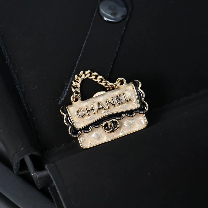 Top mirror Chanel Brooches
